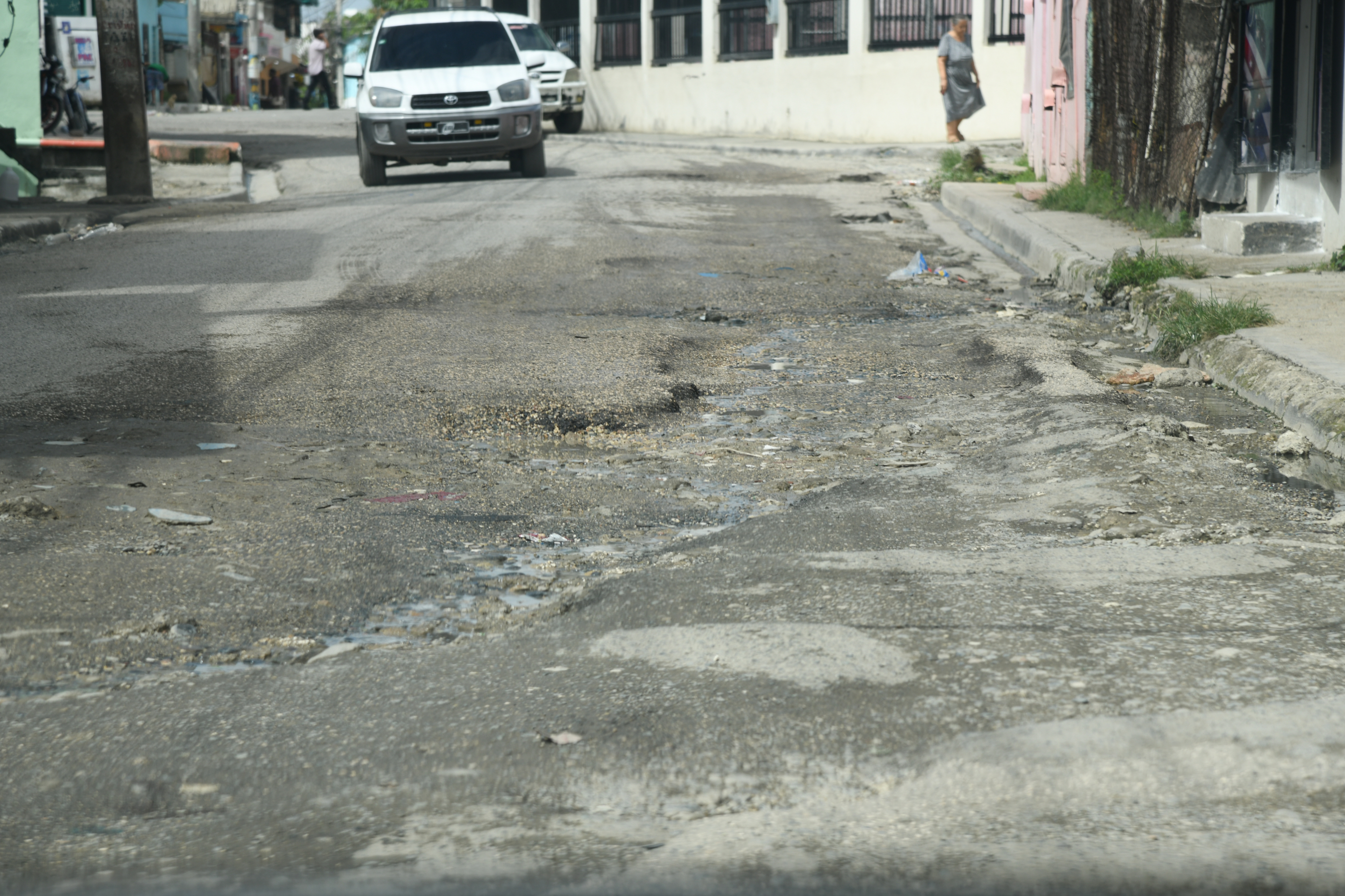 Calles intransitables y promesas rotas ahogan a Los Alcarrizos